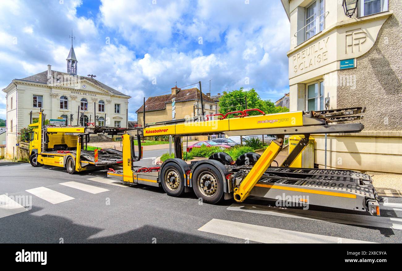 Long lorry hi-res stock photography and images - Alamy
