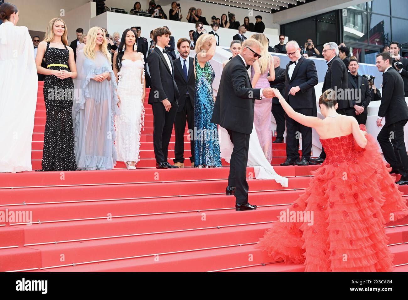 "Horizon: An American Saga" film crew: Jena Malone, Sienna Miller (in ...