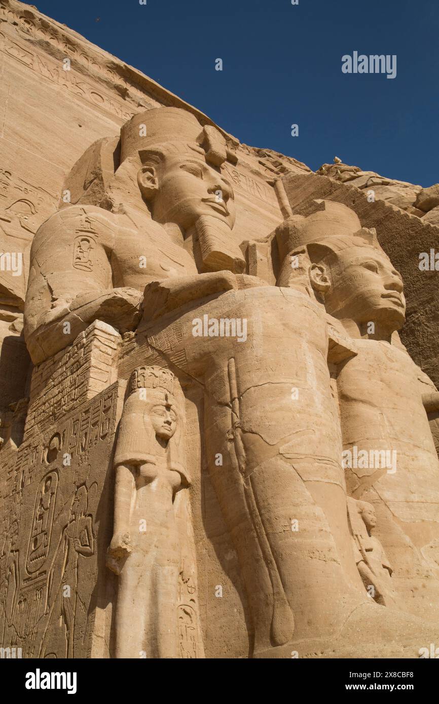 Queen Nefertari (smaller statue, below), Colossi of Ramses II, Sun ... Queen Nefertari (smaller statue, below), Colossi of Ramses II, Sun ...