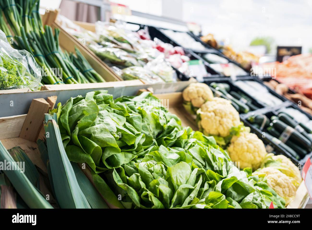 fresh vegetables on display at a grocery store Stock Photo - Alamy