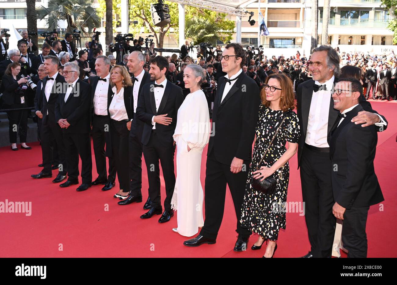 The Olympic flame in Cannes: Delphine Ernotte (in white), Emmanuel ...