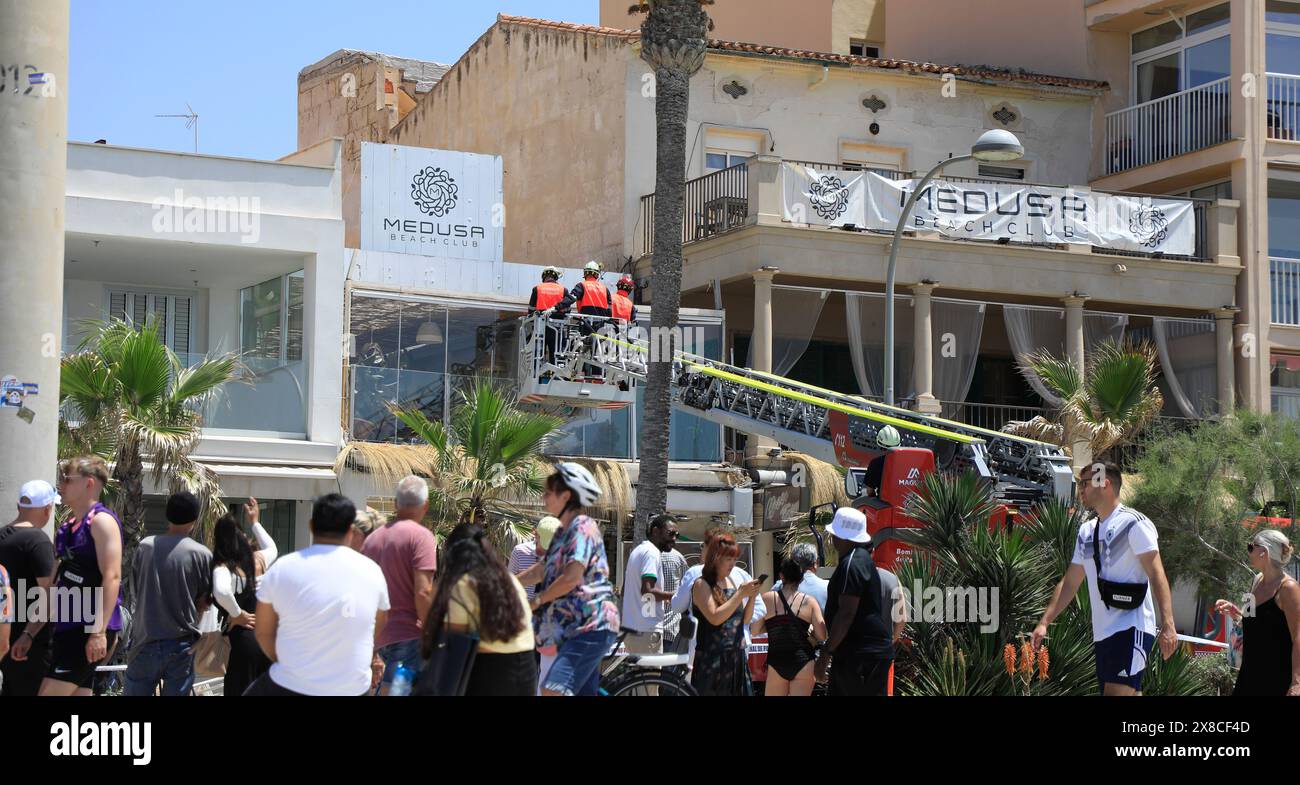 Palma, Spain. 24th May, 2024. Onlookers and passers-by watch the work ...