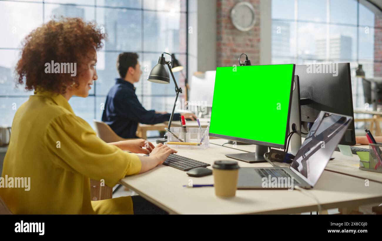 Employees using green screen hi-res stock photography and images - Alamy