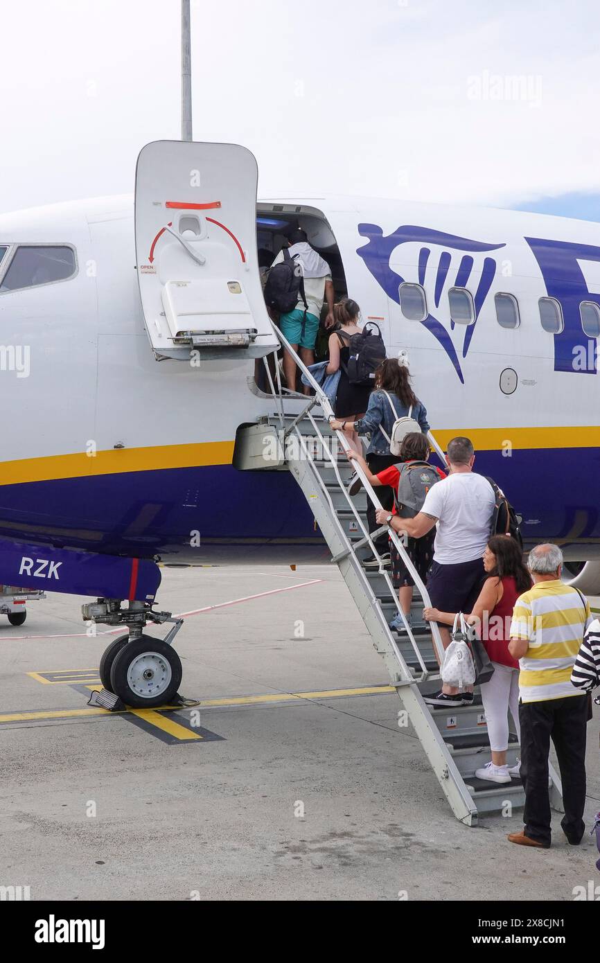 Hungary, Budapest, Ryanair passenger jet airplane at Ferenc Liszt ...