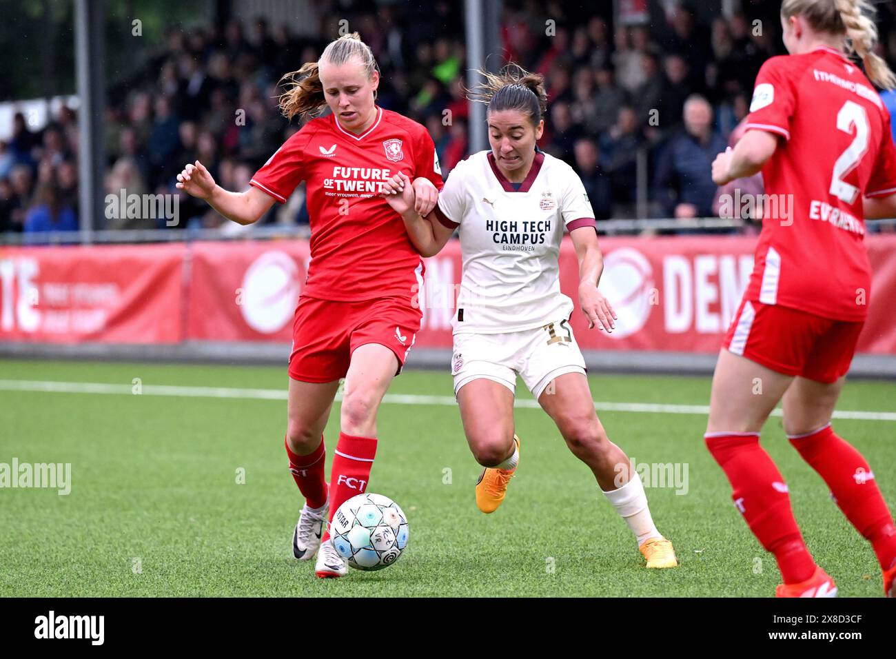 ENSCHEDE - (l-r) Leonie Vliek of FC Twente, Indiah-Paige Riley of PSV V1 during the Eredivisie ...