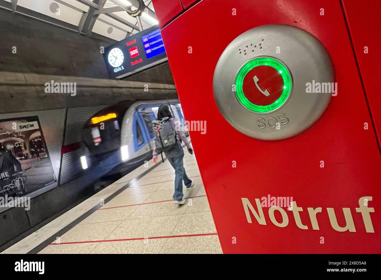 Notrufsaeule der MVG in Muenchen am U-Bahnhof Messestadt Ost. *** MVG ...