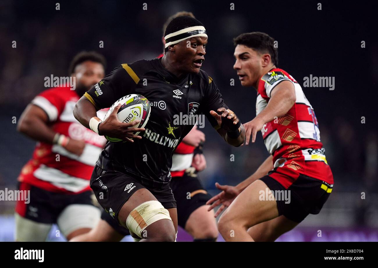 Hollywoodbet Sharks' Phepsi Buthelezi goes through to score a try ...