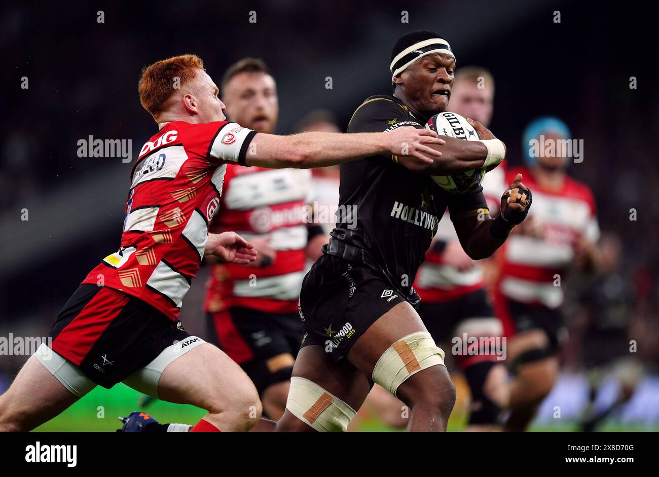 Hollywoodbet Sharks' Phepsi Buthelezi goes through to score a try ...