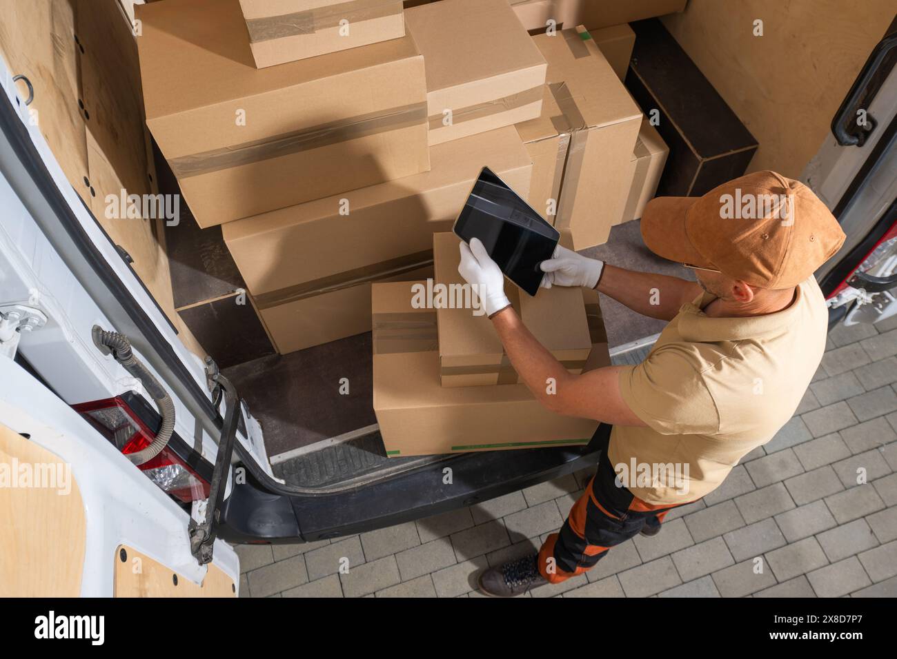 Worker unloading boxes hi-res stock photography and images - Alamy