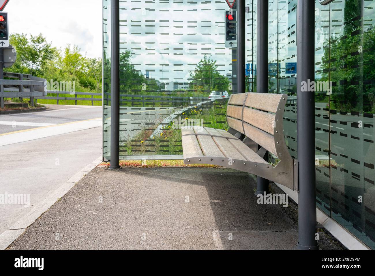 Modern public bench hi-res stock photography and images - Alamy