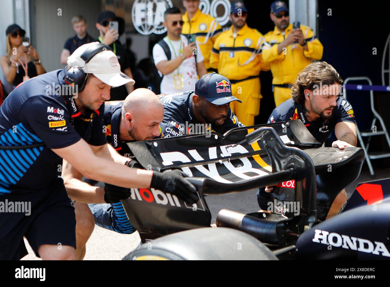 Pushing f1 car hi-res stock photography and images - Alamy