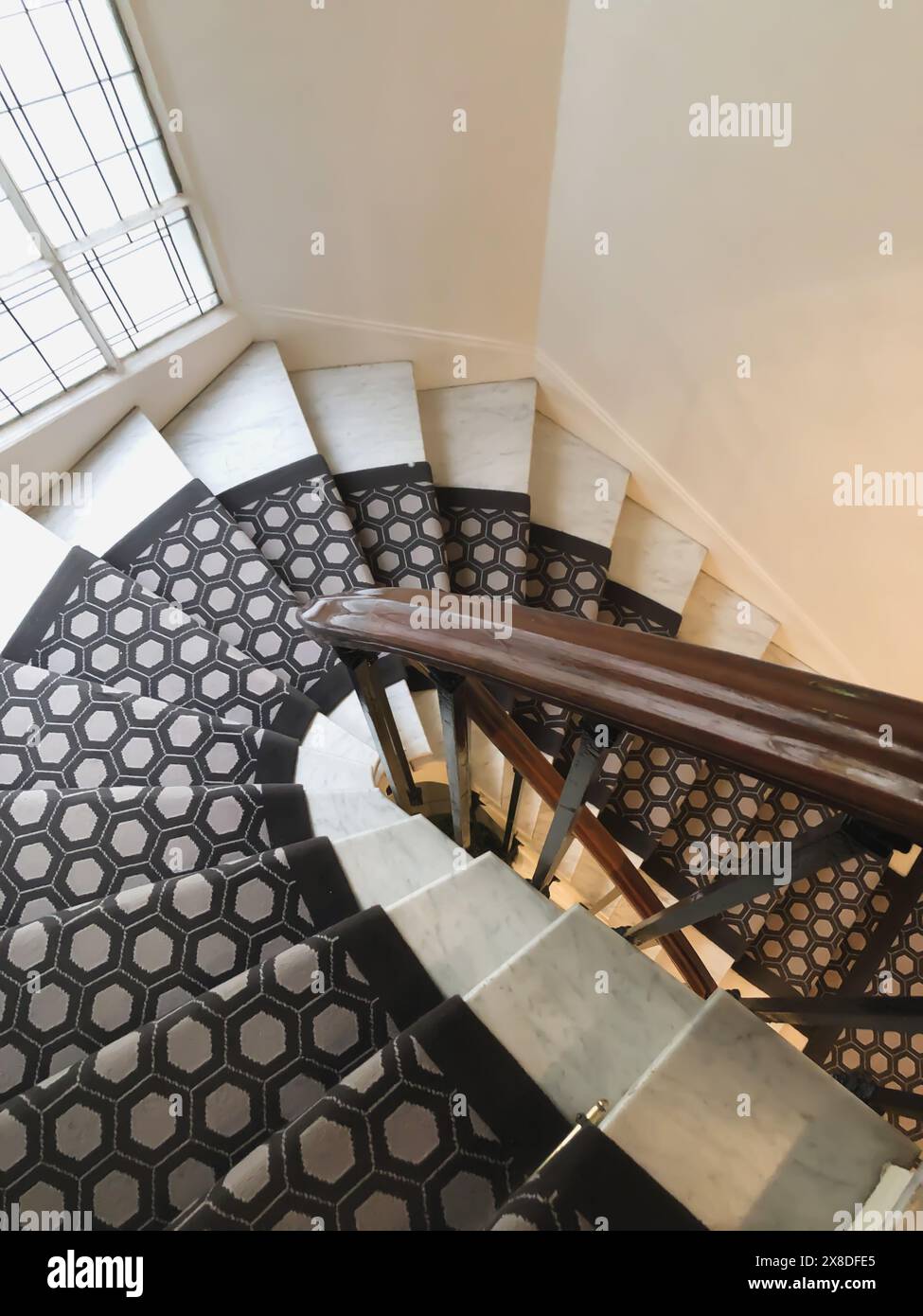 Apartment staircase in paris hi-res stock photography and images - Alamy