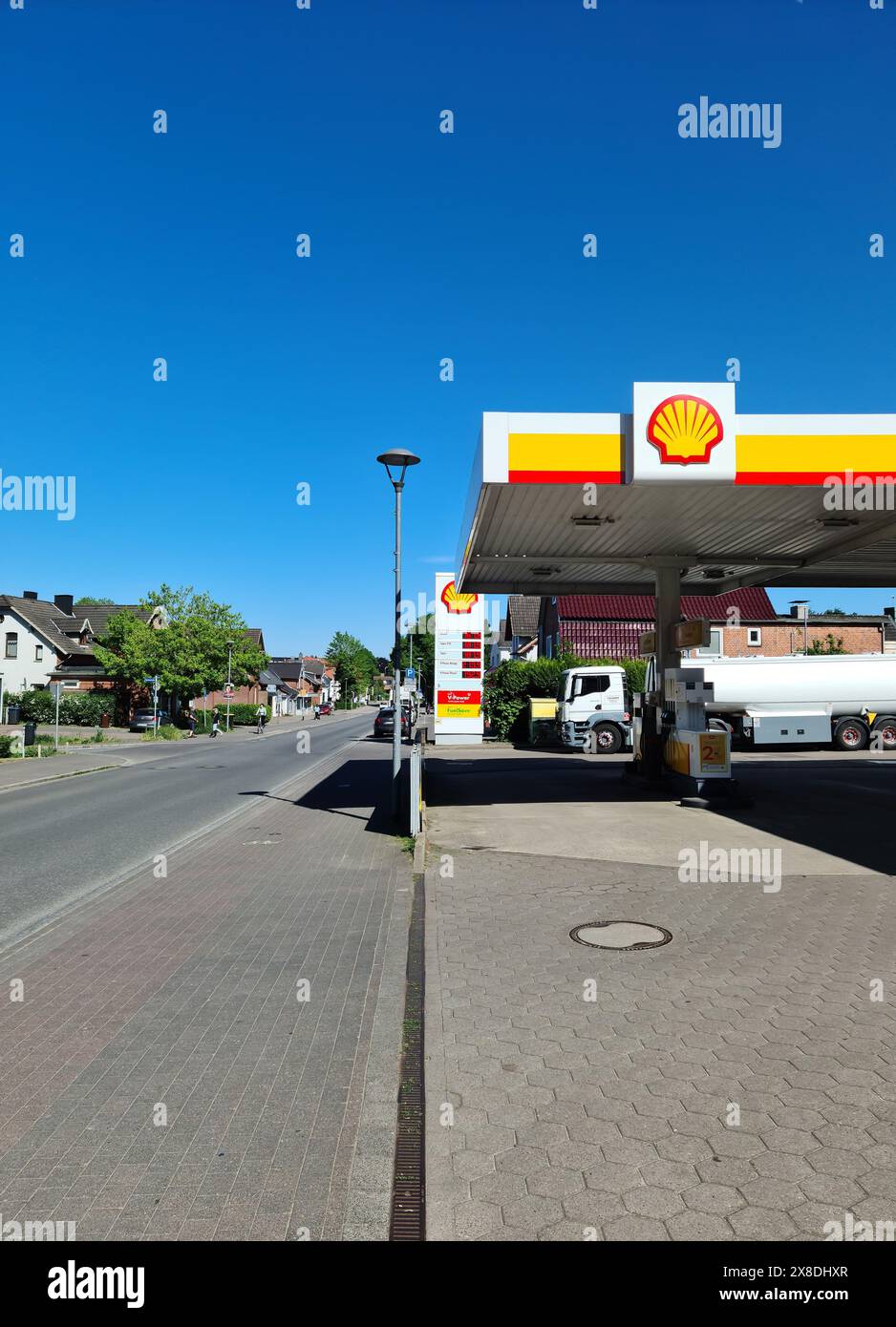 Shell petrol station on street hi-res stock photography and images - Alamy