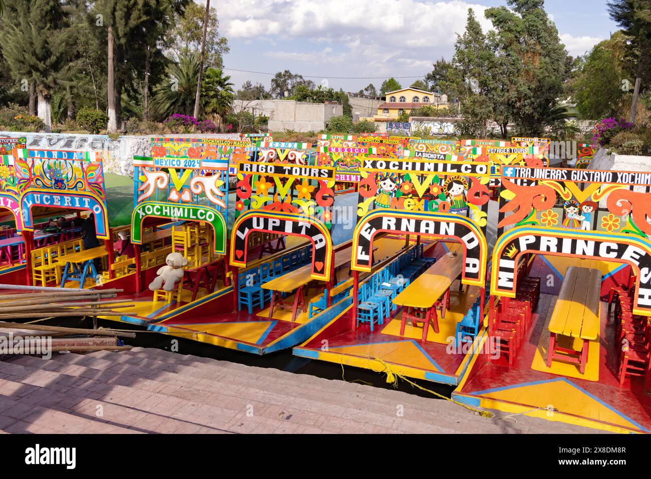 Xochimilco Mexico. Colourful boats on the Xochimilco floating gardens ...