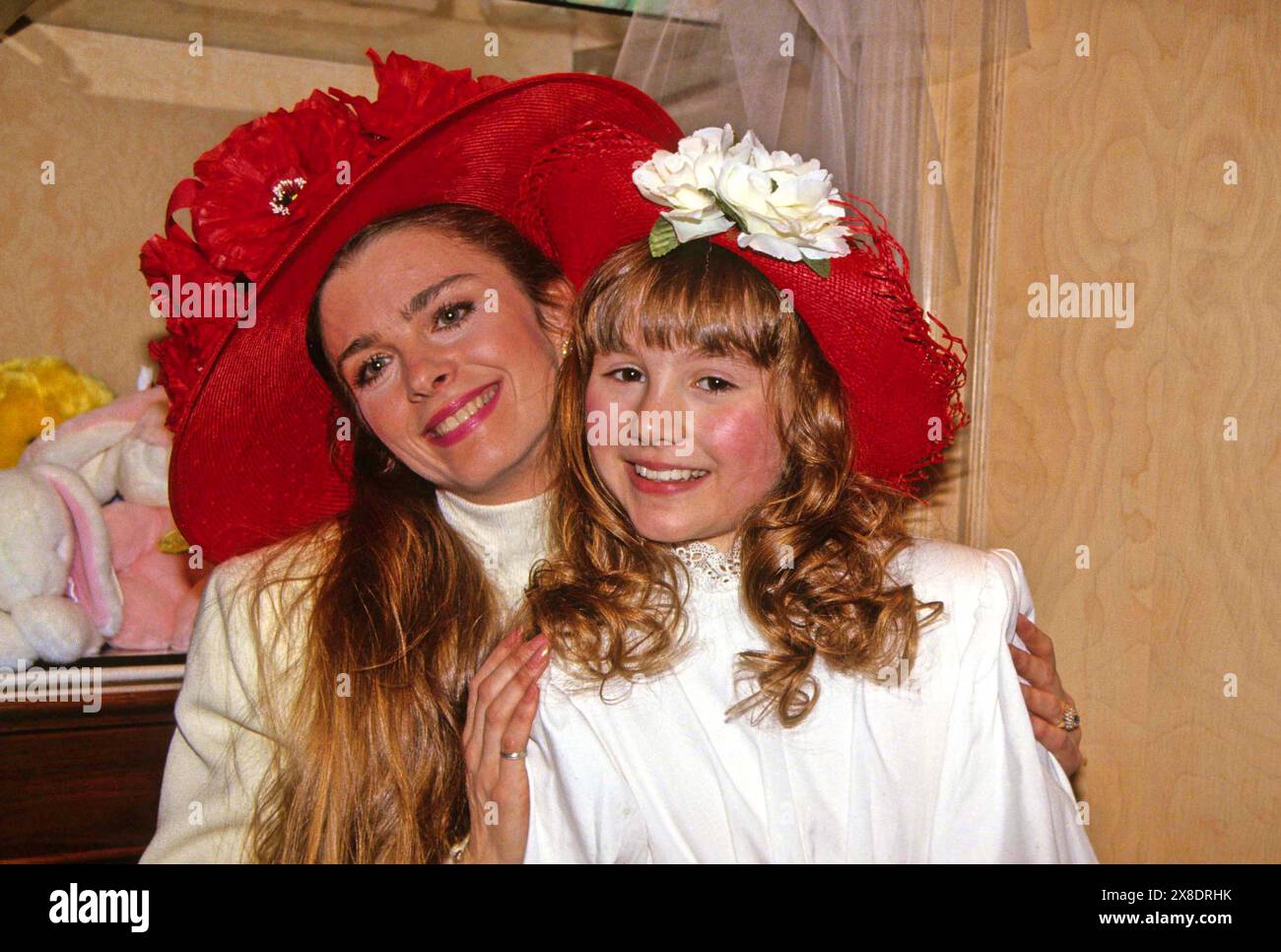 FIONA HUTCHISON ( JENNA ) AND RACHEL MINER ( MICHELLE BAUER ) IN THE ...