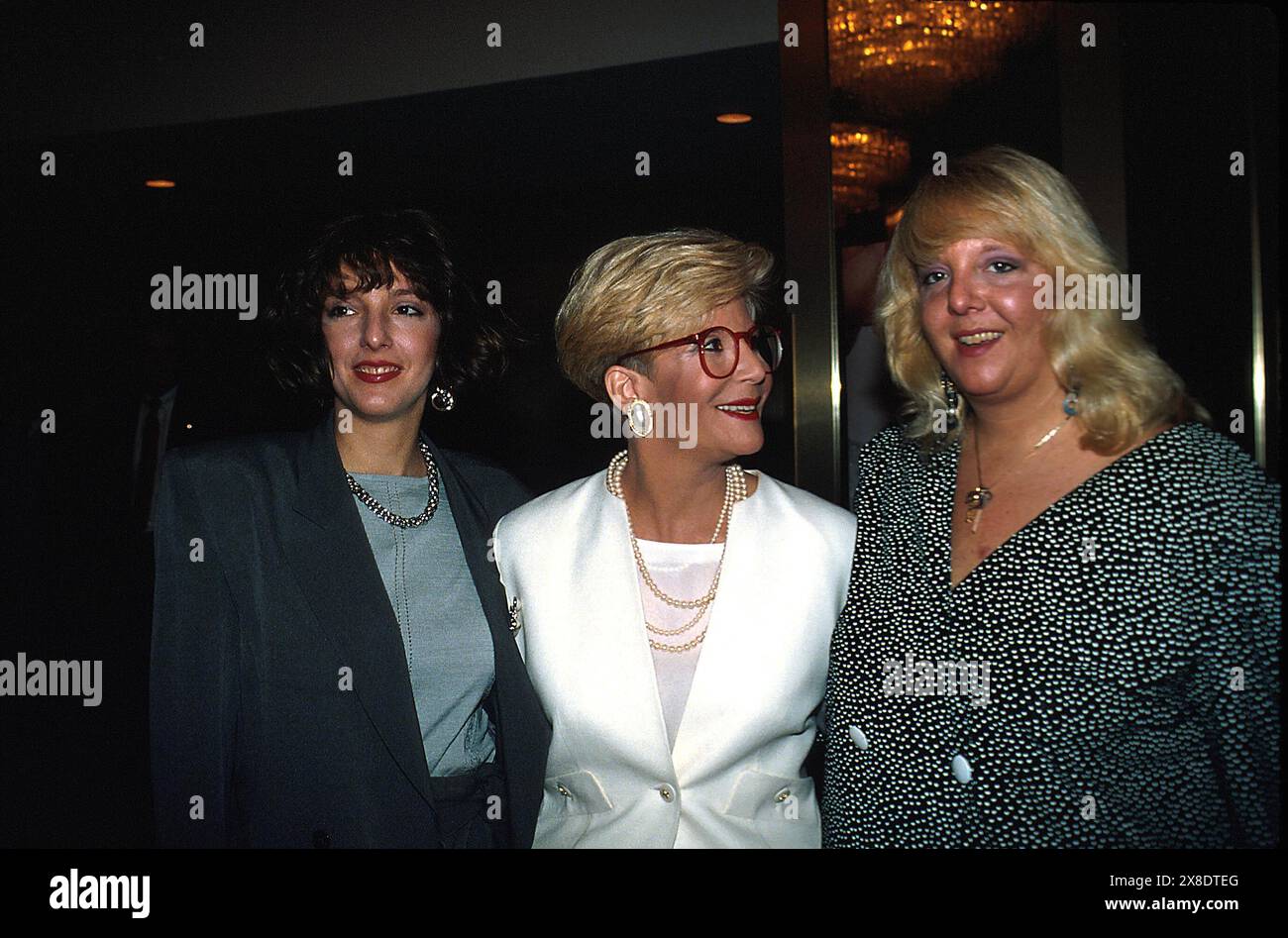 15853.SALLY JESSE RAPHAEL WITH HER DAUGHTERS ANDREA AND ALLISON. JUDIE ...