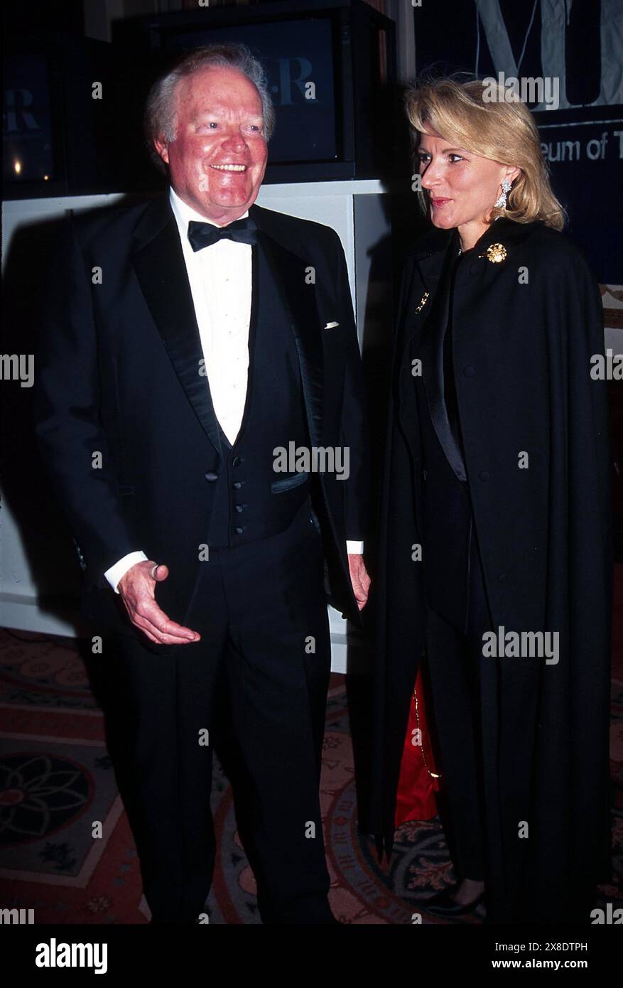 K3849JBU: MUSEUM GALA CELEBRATION SALUTES ALAN ALDA AND BARBARA WALTERS ...