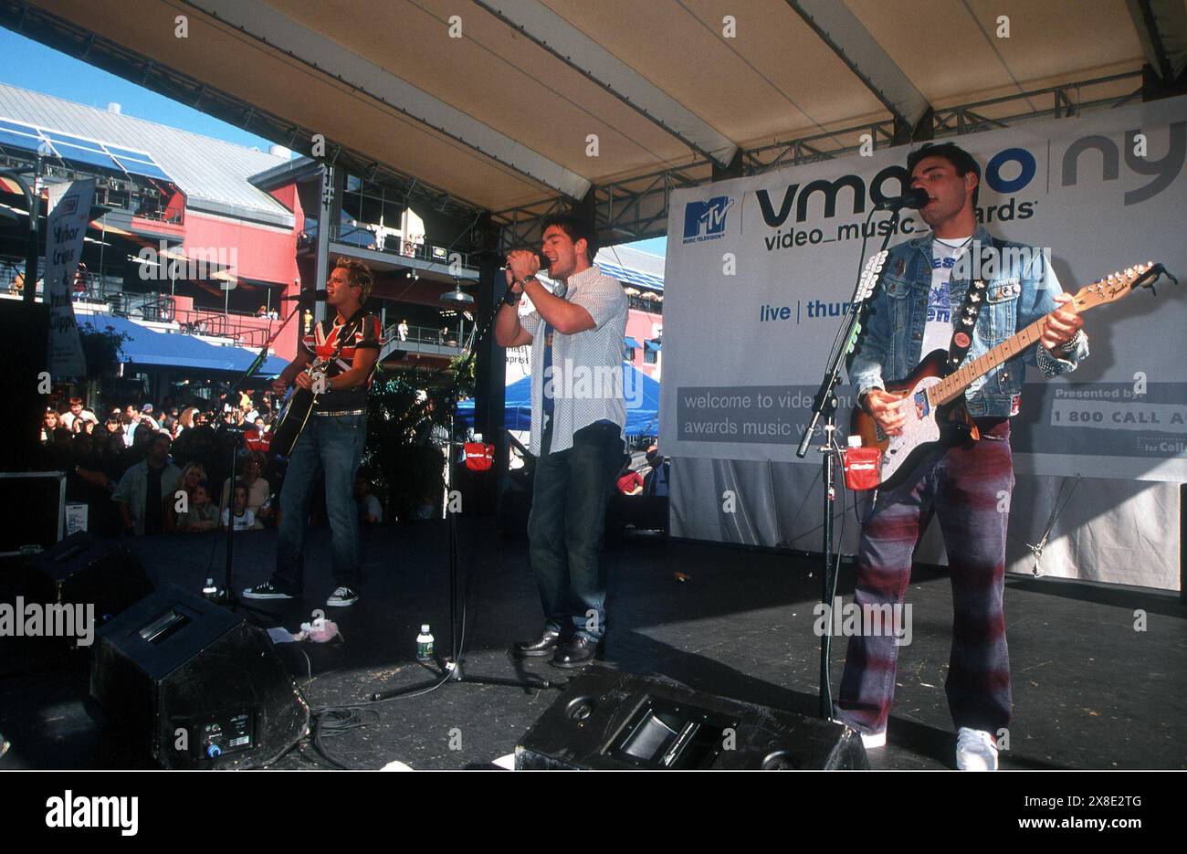 K19673WW: MANDY MOORE AND BB MAK .AT THE SOUTH STREET SEAPORT, NYC. 09/06/2000.BB MAK. WALTER ...