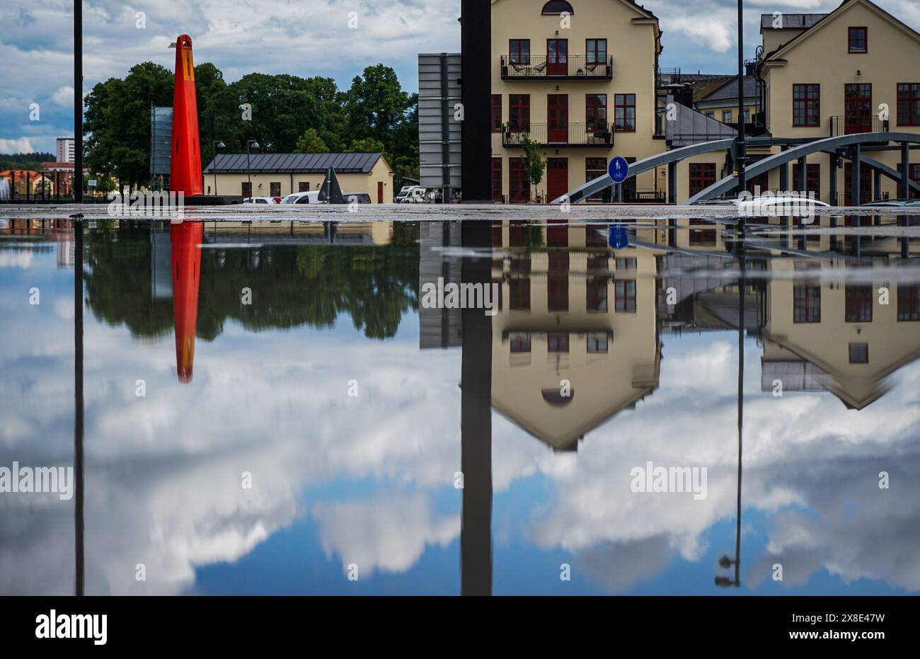 Close-up of a puddle of water on a loading dock Stock Photo - Alamy