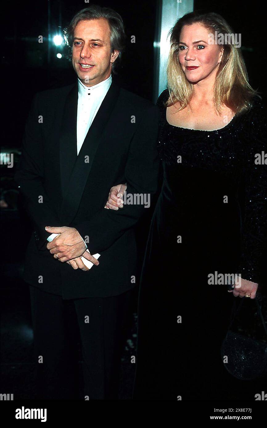 K10752JKEL: 12/7/97.THE KENNEDY CENTER HONORS GALA TRUSTEES DINNER AT ...