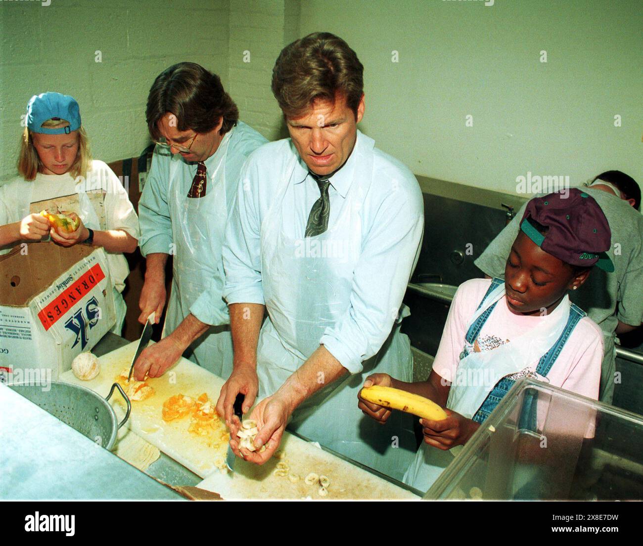 K9146JKEL SD0624.BO & JEFF BRIDGES AT D.C. CENTRAL KITCHEN FOR HOMELESS ...