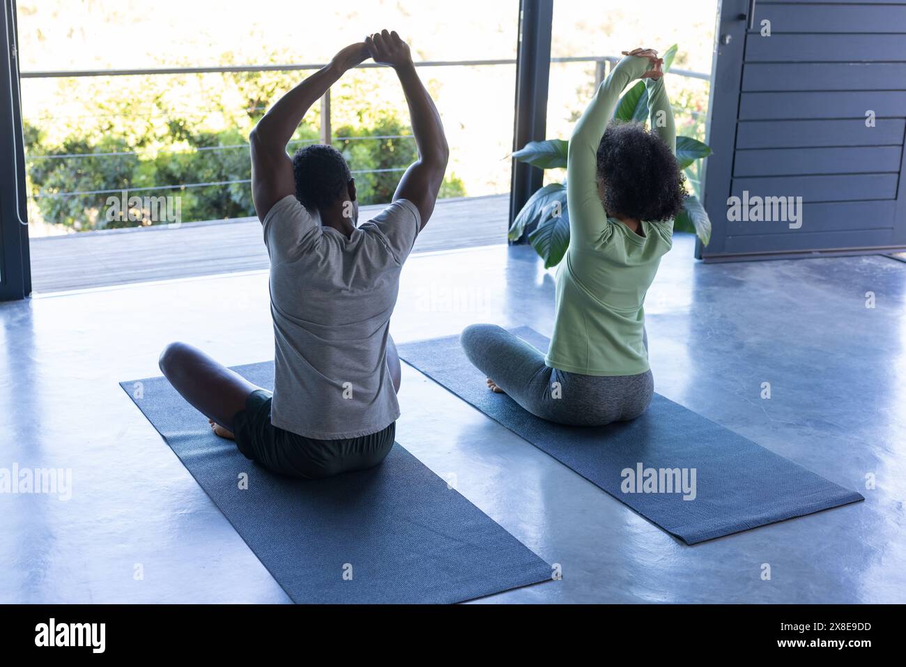 Maintaining poses hi-res stock photography and images - Alamy