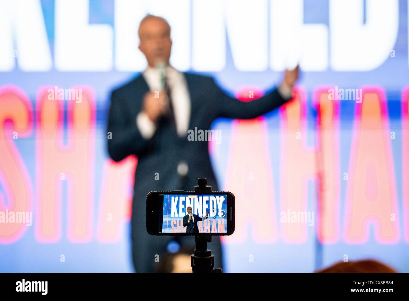 Robert f kennedy jr phone hi-res stock photography and images - Alamy