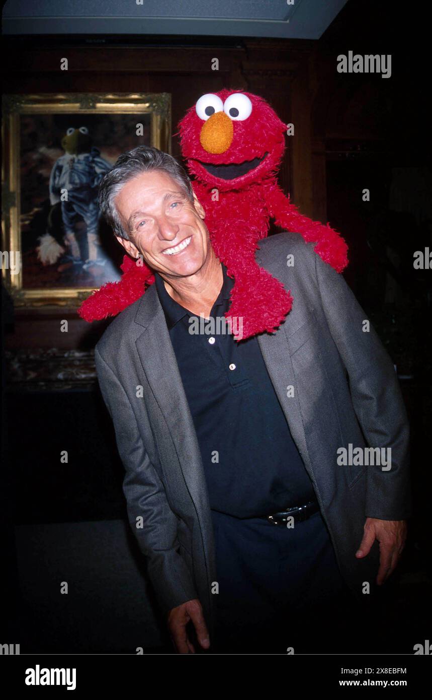 K26423JBU SD09/25/02.A SPECIAL TRIBUTE TO JIM HENSON-MUPPET TOWNHOUSE ...