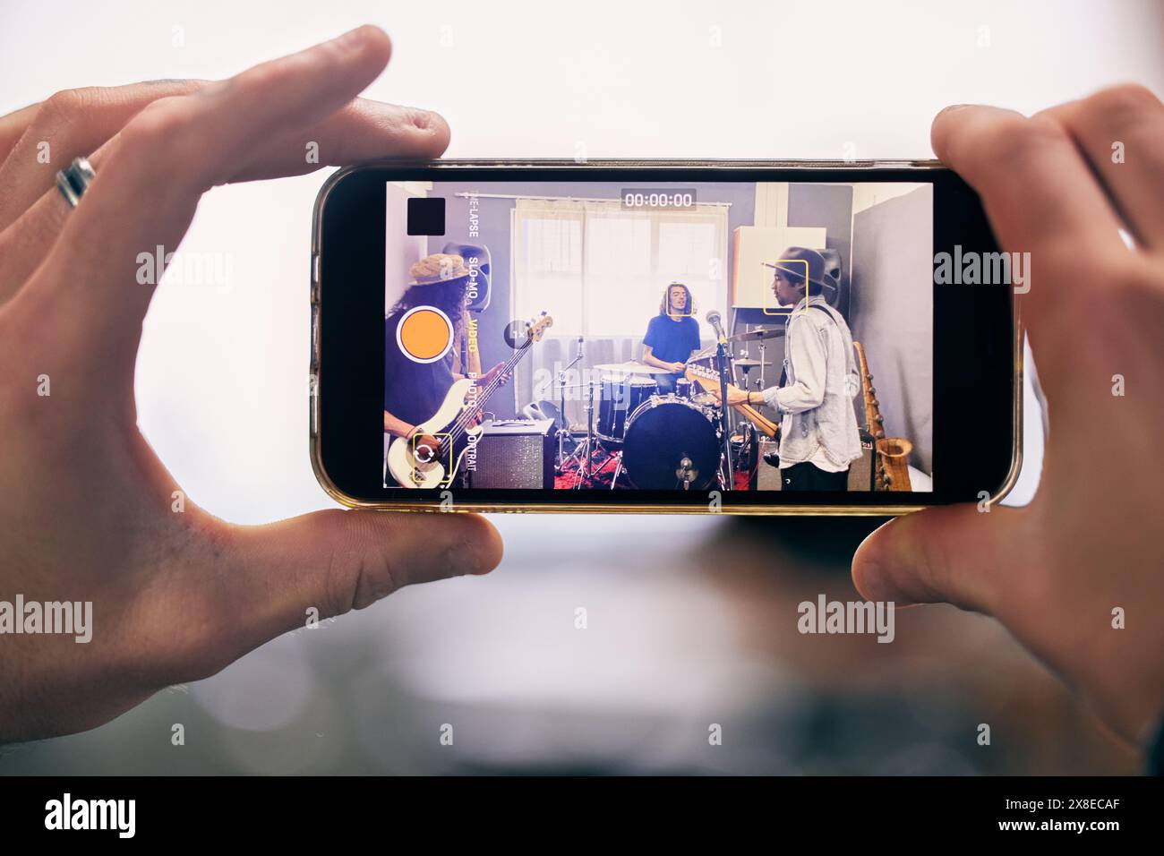 Man holding mobile recording event hi-res stock photography and images ...