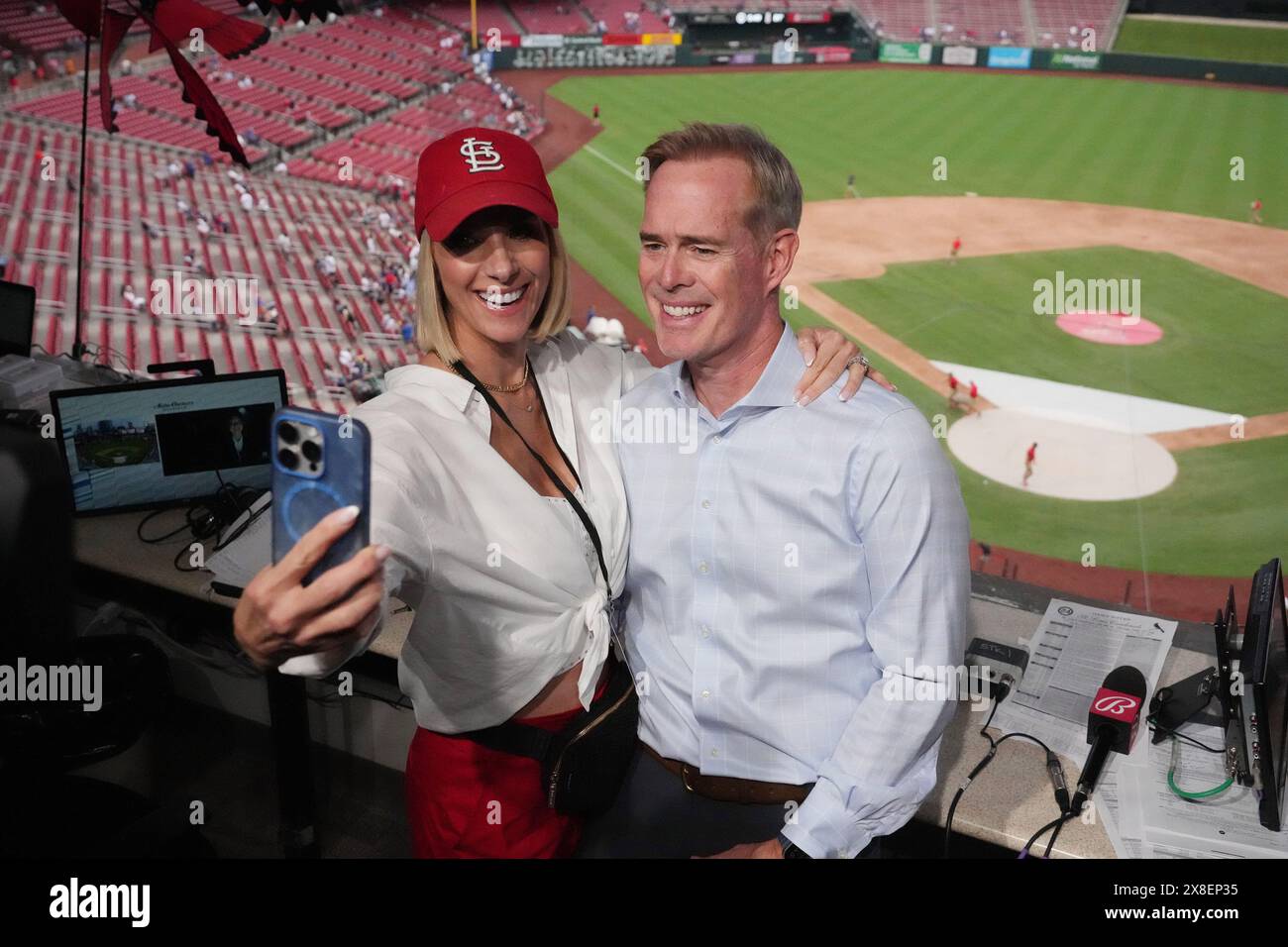 St. Louis Cardinals broadcaster Joe Buck makes a photo with wife ...