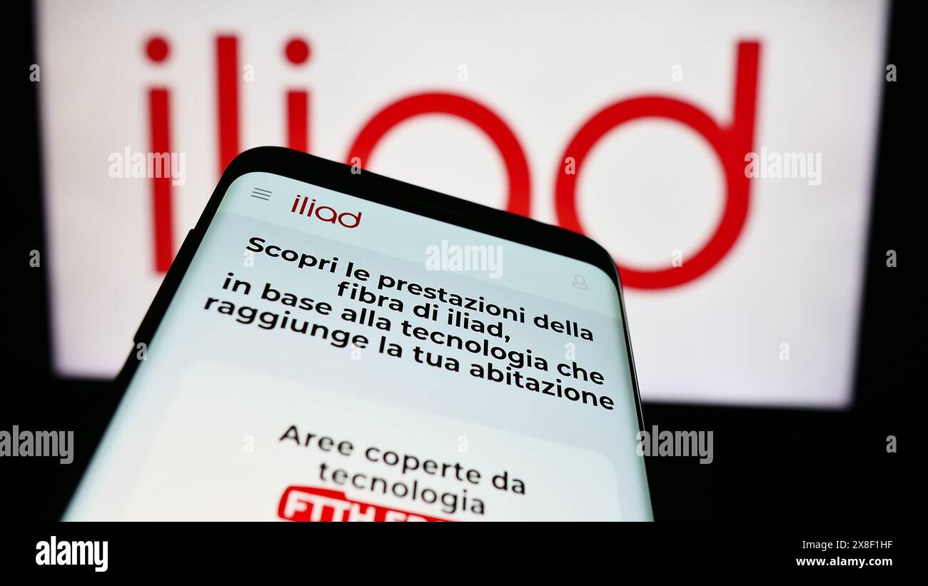 Mobile phone with website of telecommunications company Iliad Italia S ...