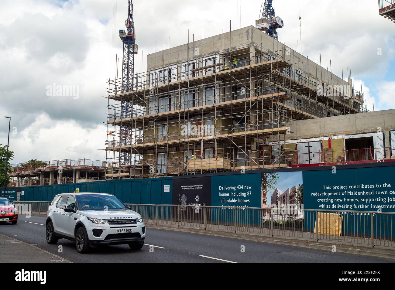 Maidenhead, UK. 24th May, 2024. 434 flats under construction in ...