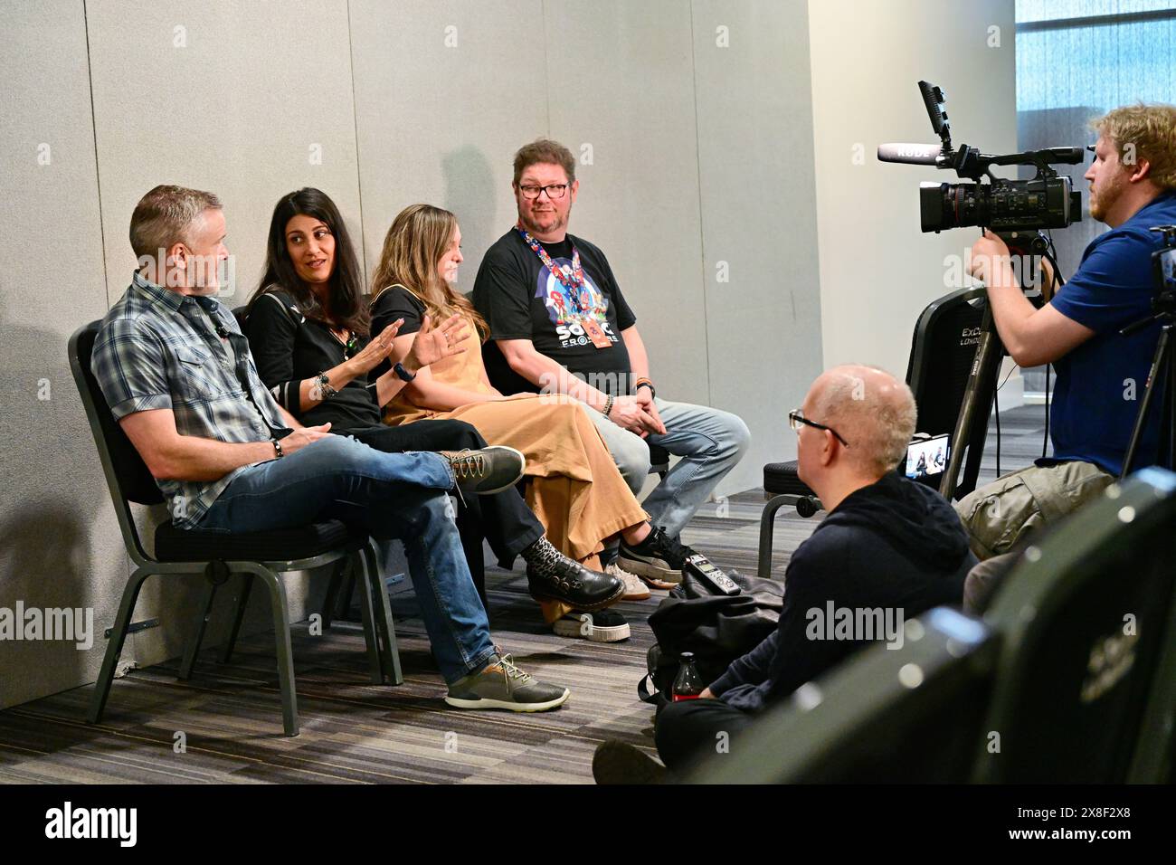 Sonic frontiers cast panel hi-res stock photography and images - Alamy
