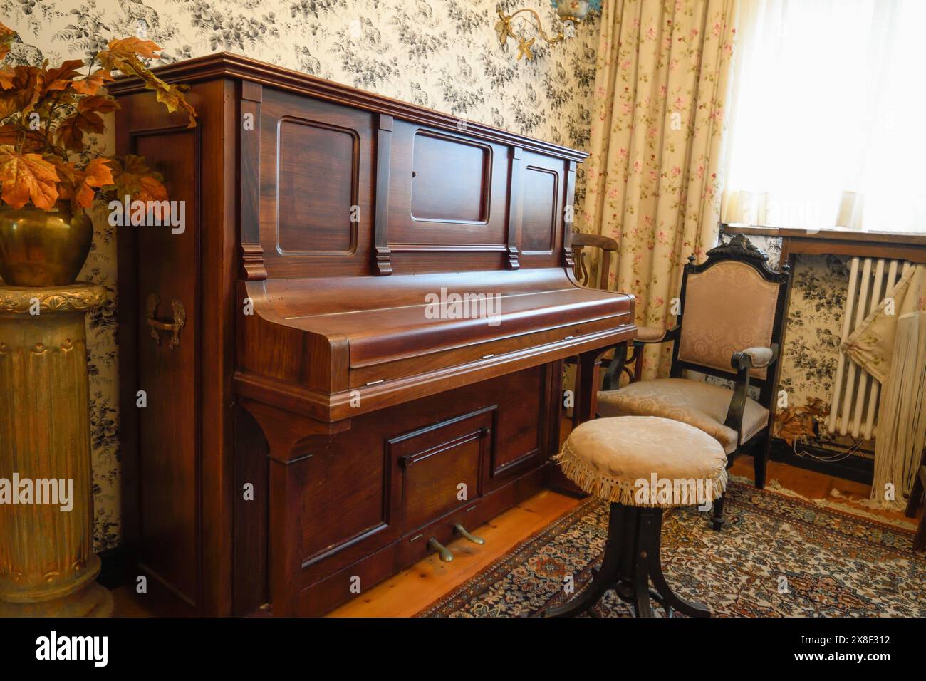 Piano de madera hi-res stock photography and images - Alamy