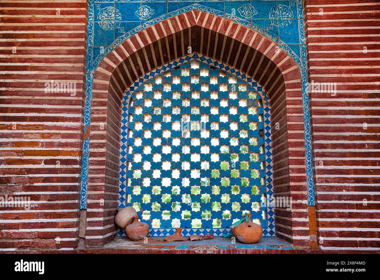 Beautiful oriental window in Shah Jahan Mosque in Thatta, Pakistan ...