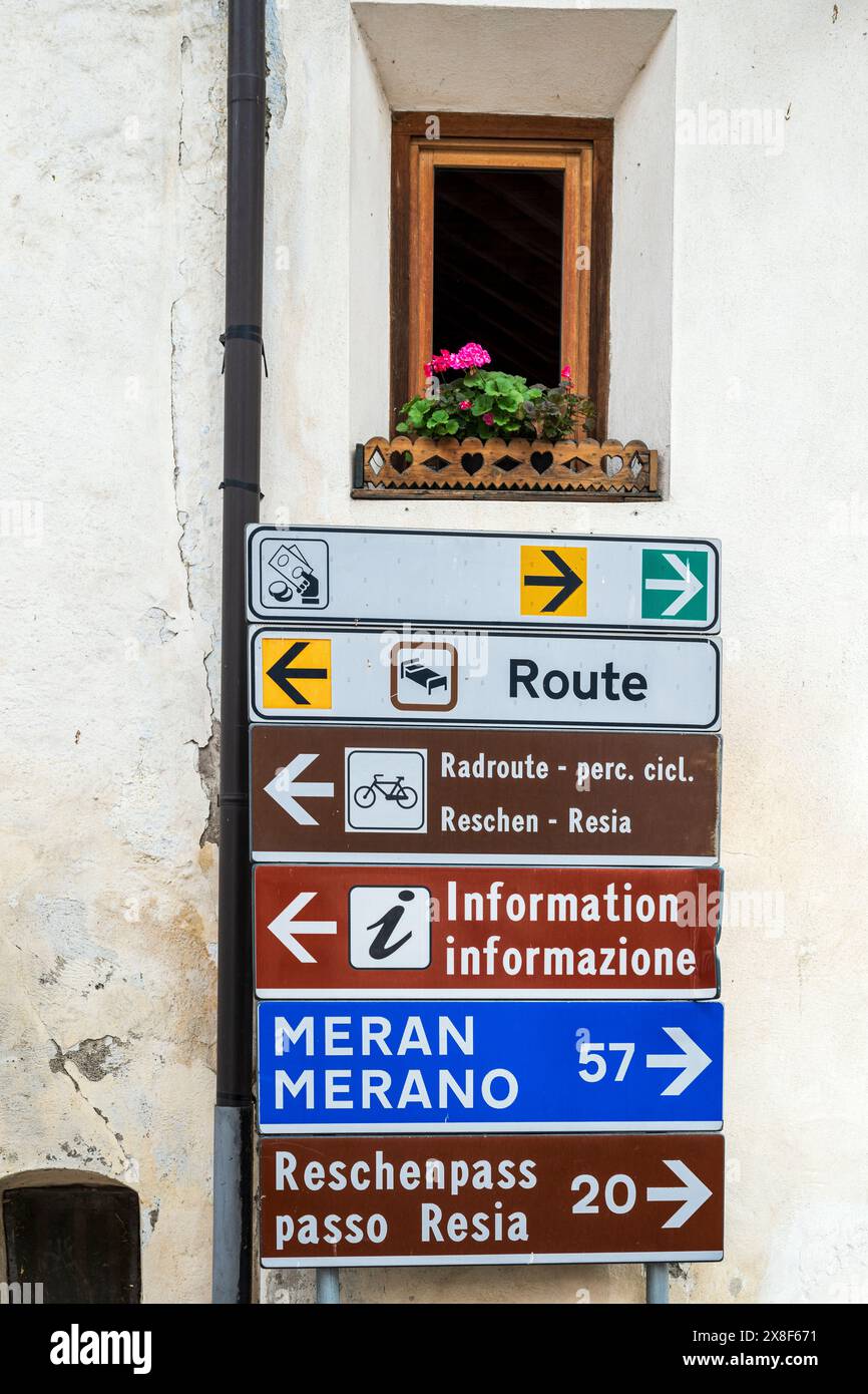 German-Italian bilingual direction signs, Burgusio-Burgeis, Vinschgau ...