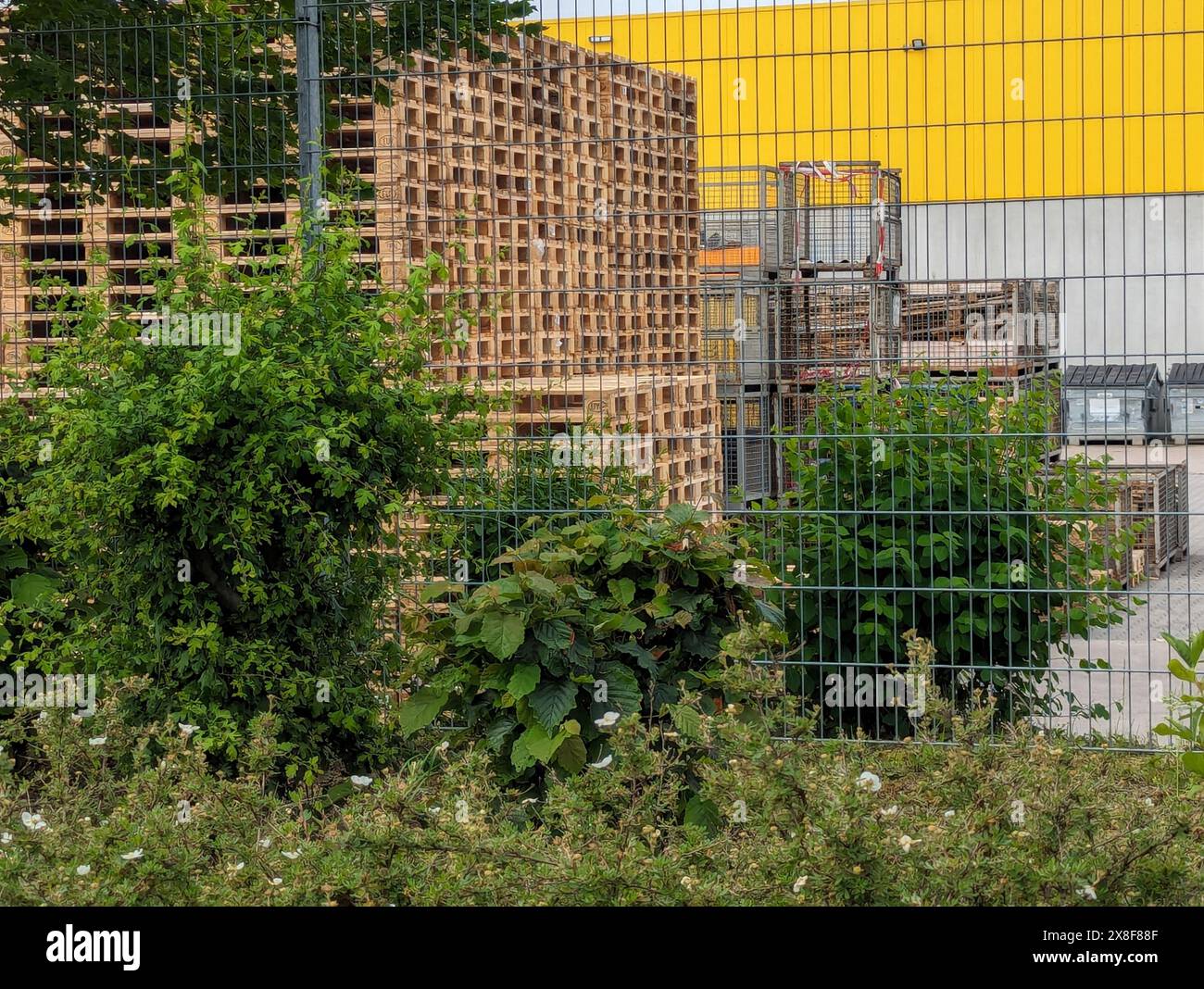 Delivery palettes hi-res stock photography and images - Alamy