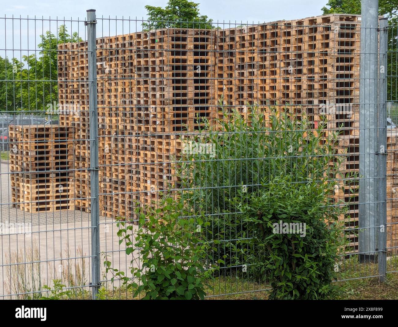 Delivery palettes hi-res stock photography and images - Alamy
