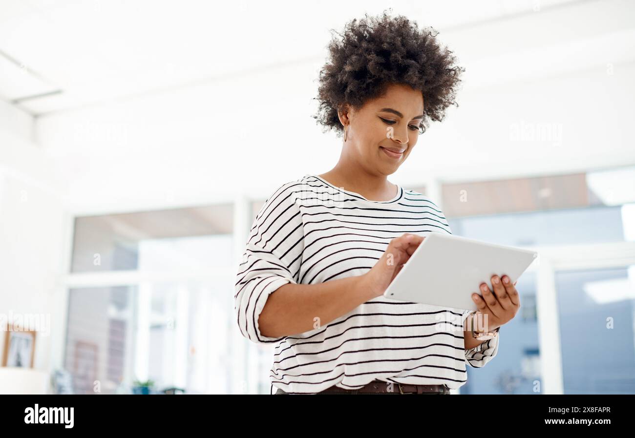 Coder black woman hi-res stock photography and images - Alamy