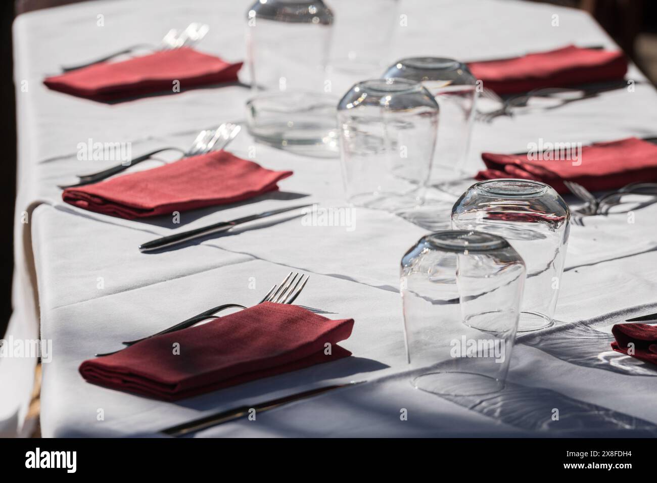 Elegantly set outdoor dining table Stock Photo - Alamy