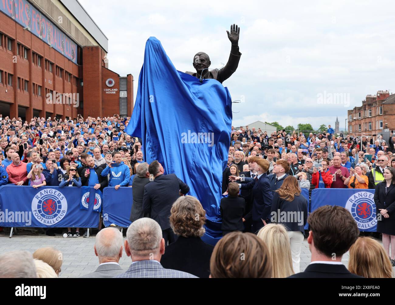 The family of Walter Smith unveil a statue of Walter Smith at Ibrox ...