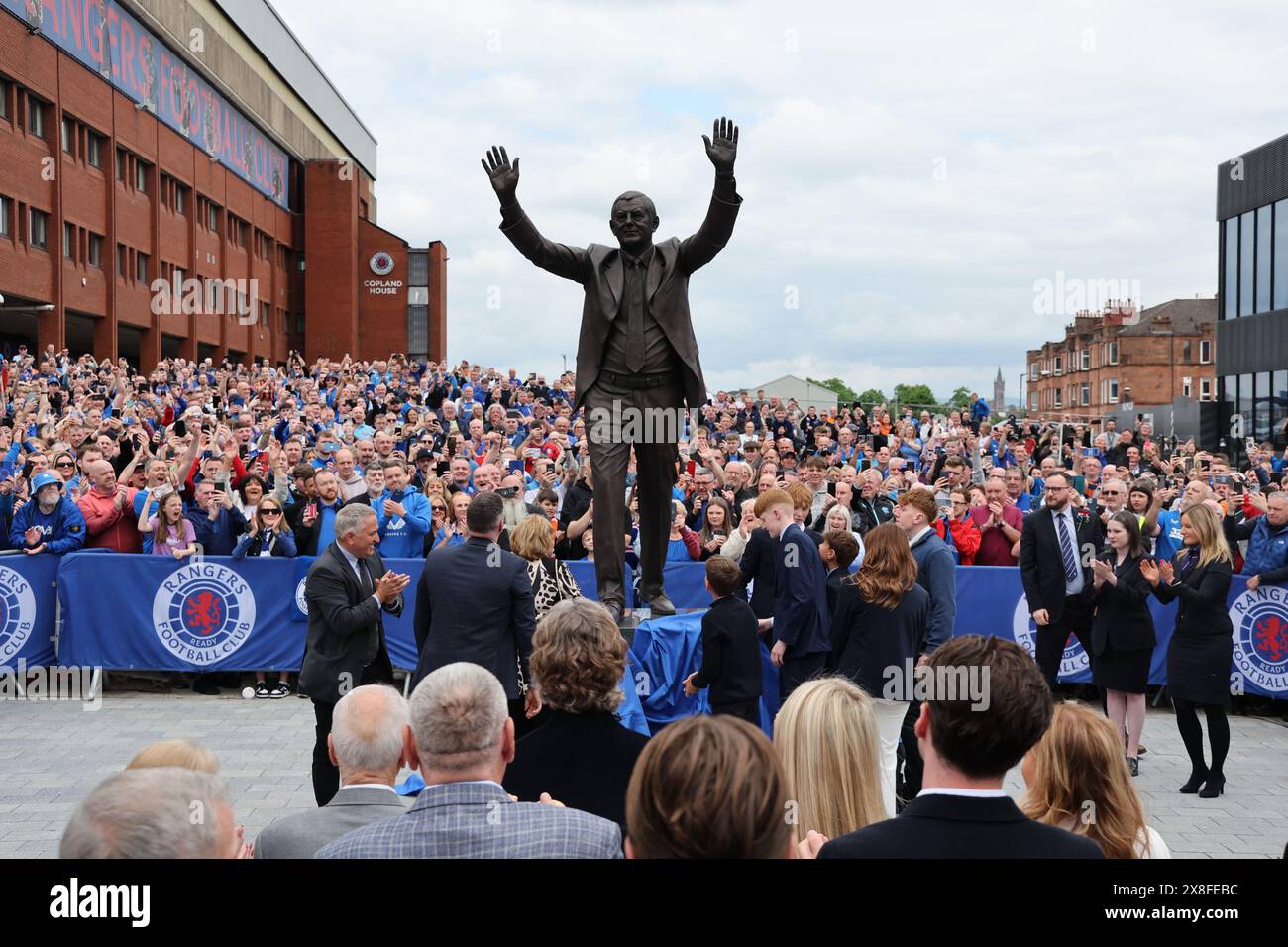 The family of Walter Smith unveil a statue of Walter Smith at Ibrox ...