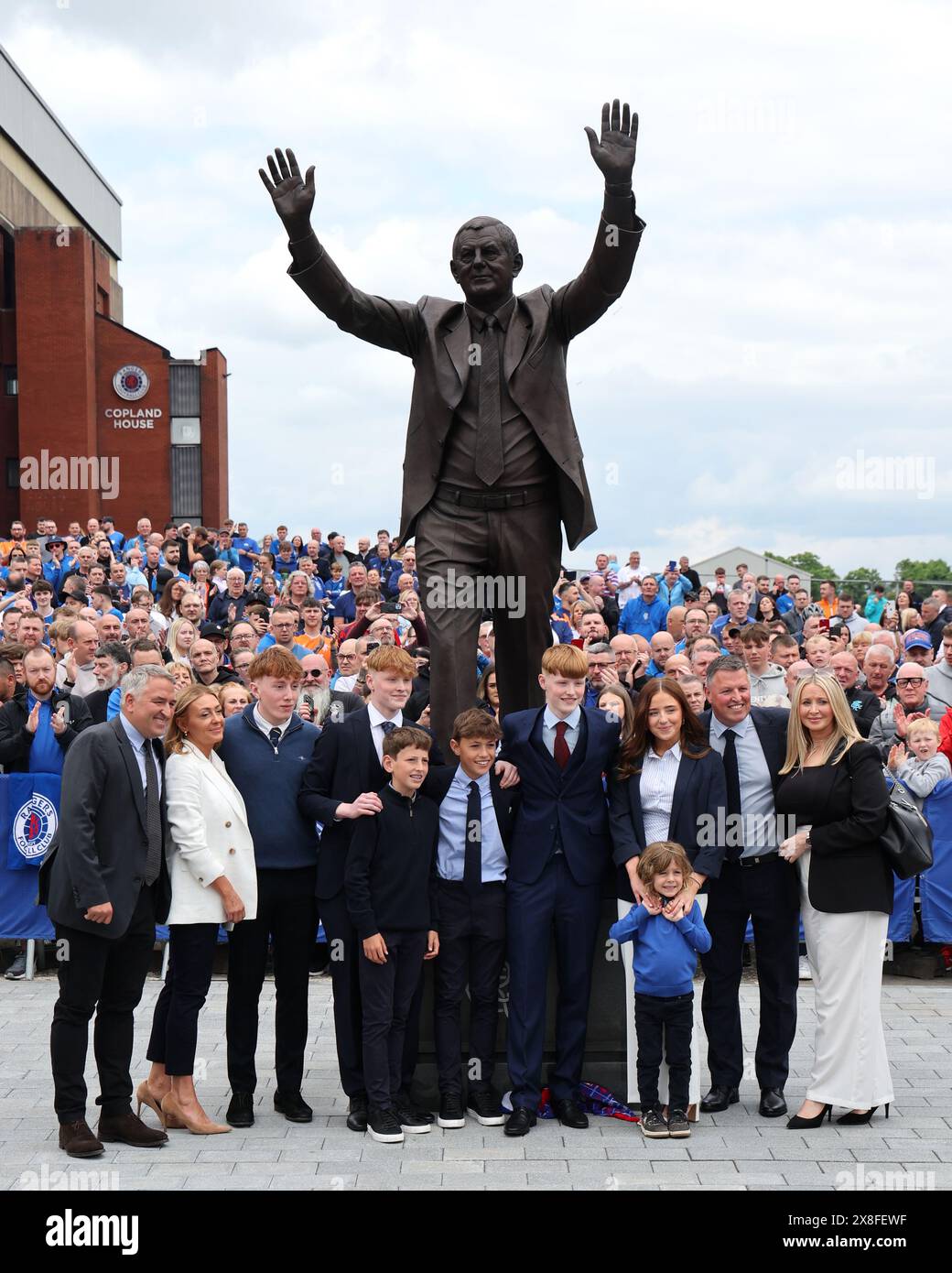 The family of Walter Smith unveil a statue of Walter Smith at Ibrox ...