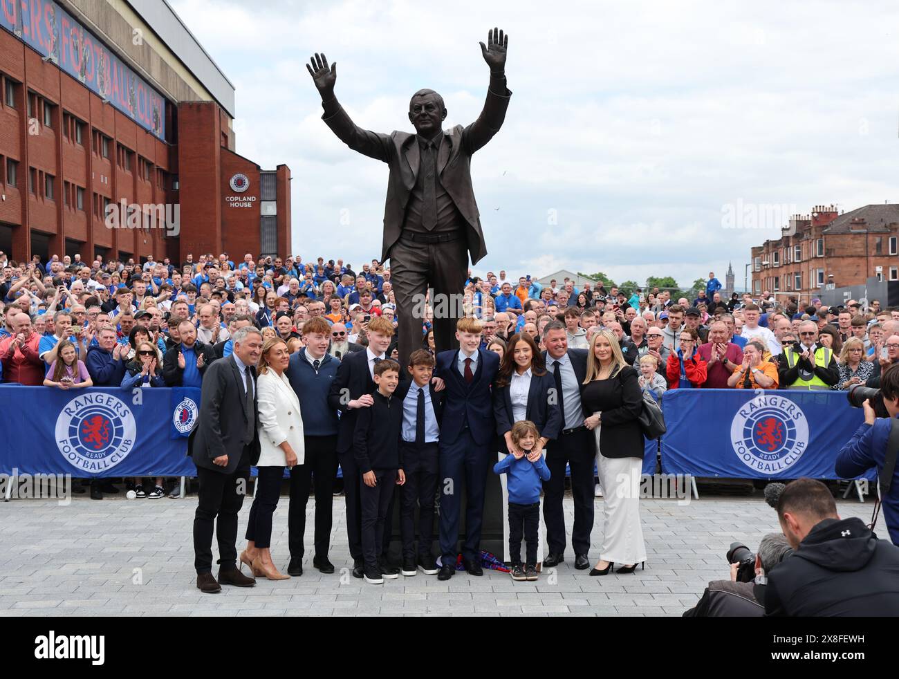 The family of Walter Smith unveil a statue of Walter Smith at Ibrox ...