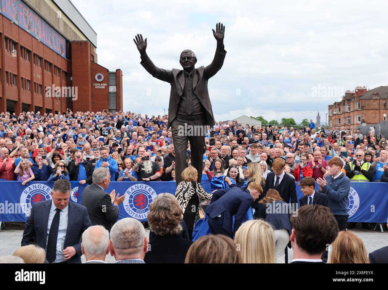 The family of Walter Smith unveil a statue of Walter Smith at Ibrox ...