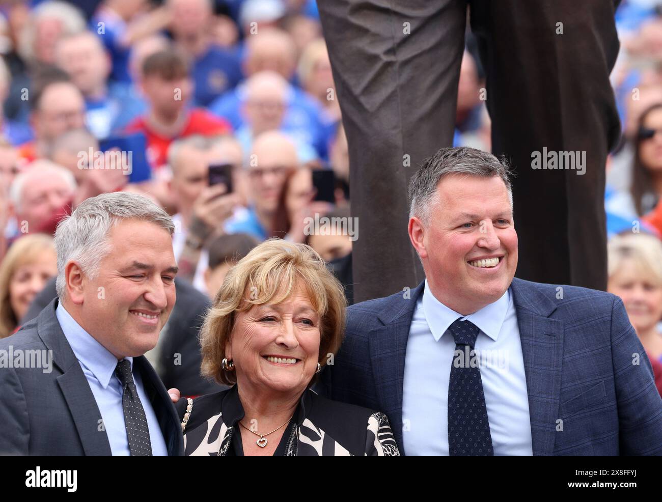 Steven Smith, Ethel Smith and Neil Smith, the family of Walter Smith ...