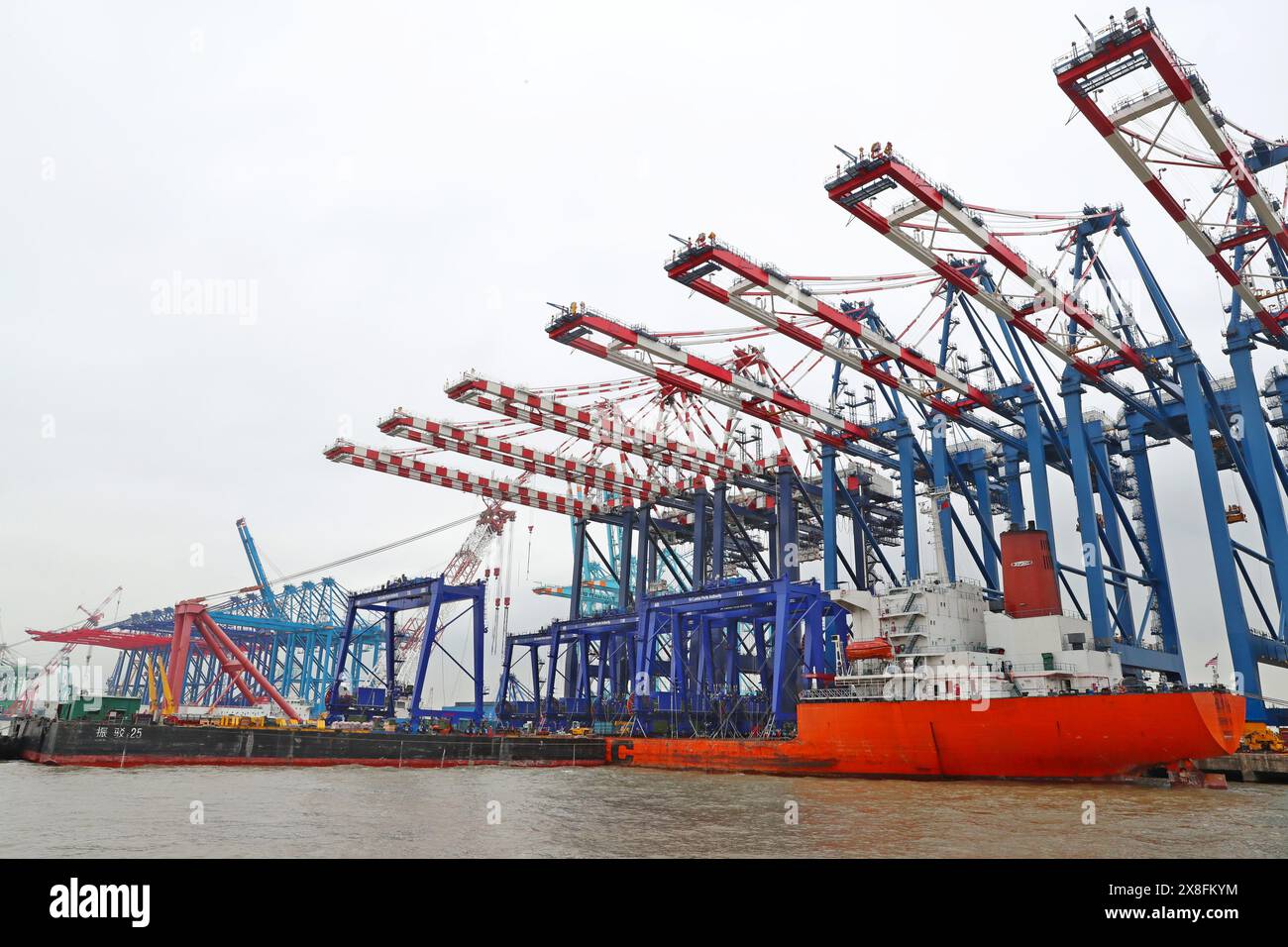 Shanghai zhenhua heavy industries hi-res stock photography and images ...