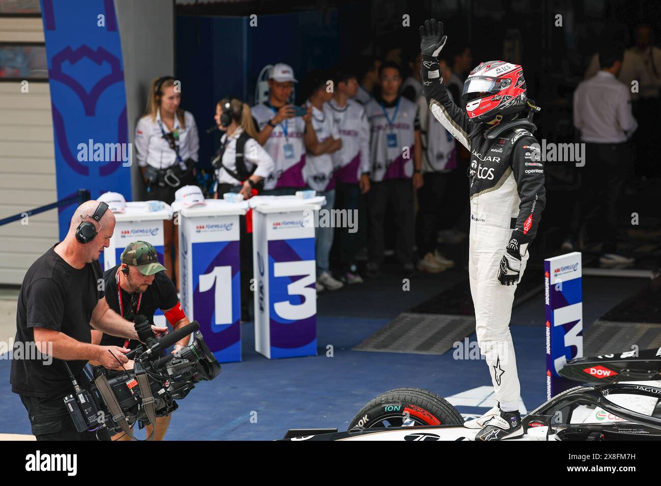 Shanghai. 25th May, 2024. Jaguar TCS Racing's Mitch Evans (R) of New ...
