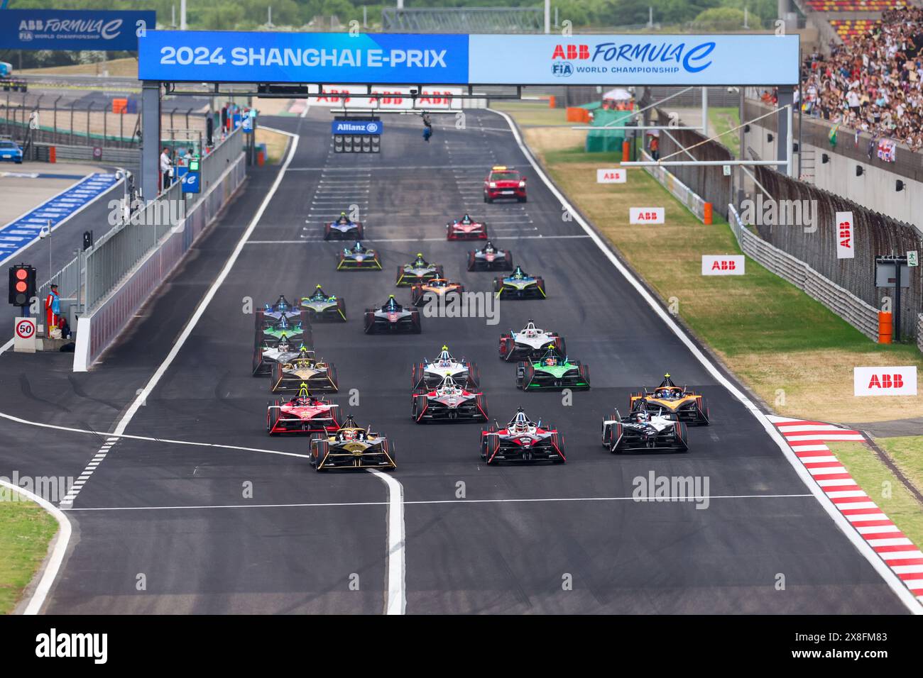 Shanghai. 25th May, 2024. Racers start during the FIA Formula E World ...