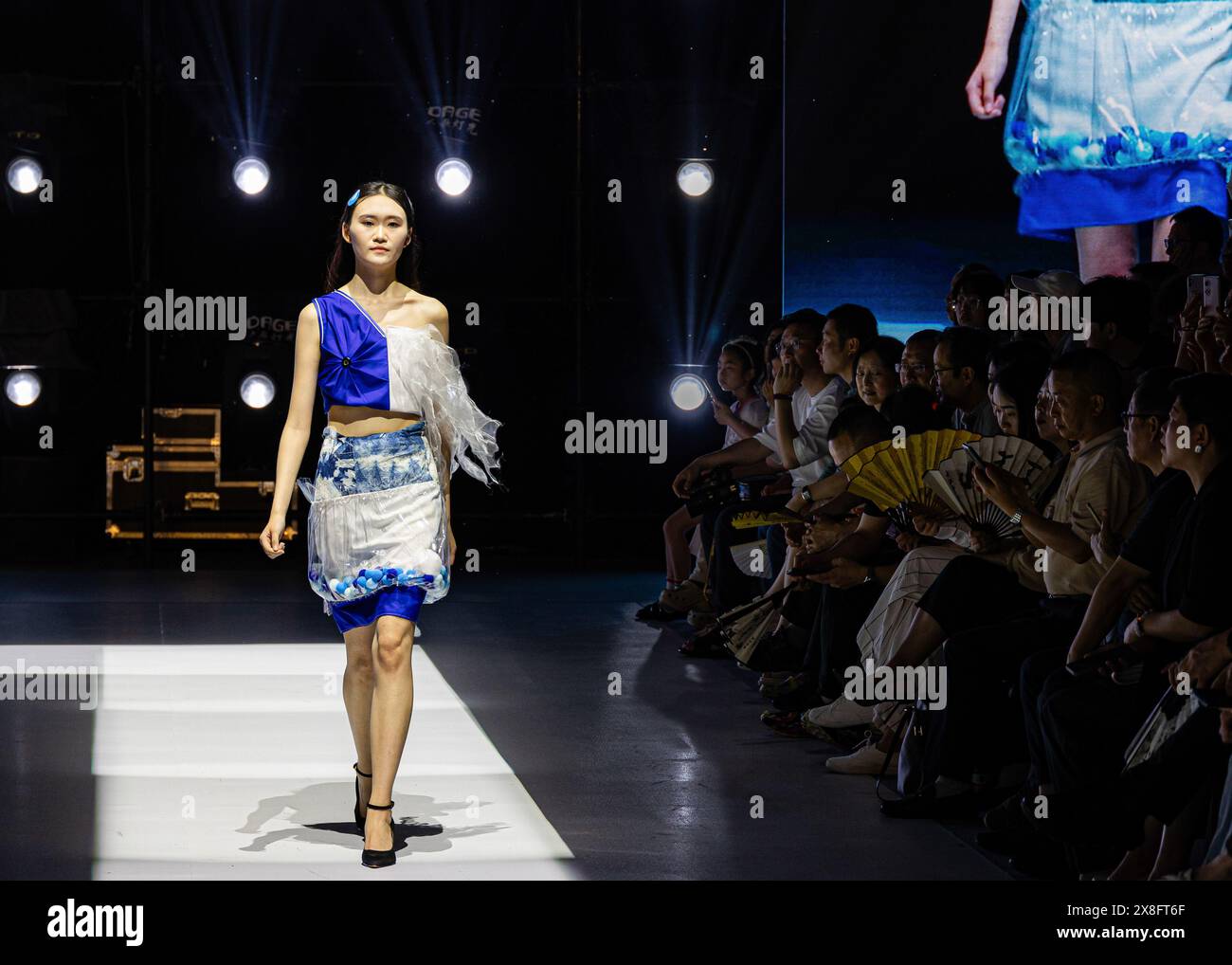 (240525) -- CHENGDU, May 25, 2024 (Xinhua) -- A model presents a ...